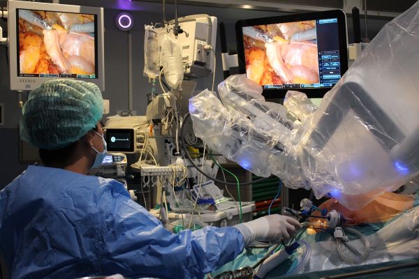 El Trueta incorpora un segon robot per a operar càncers de pulmó i de ...